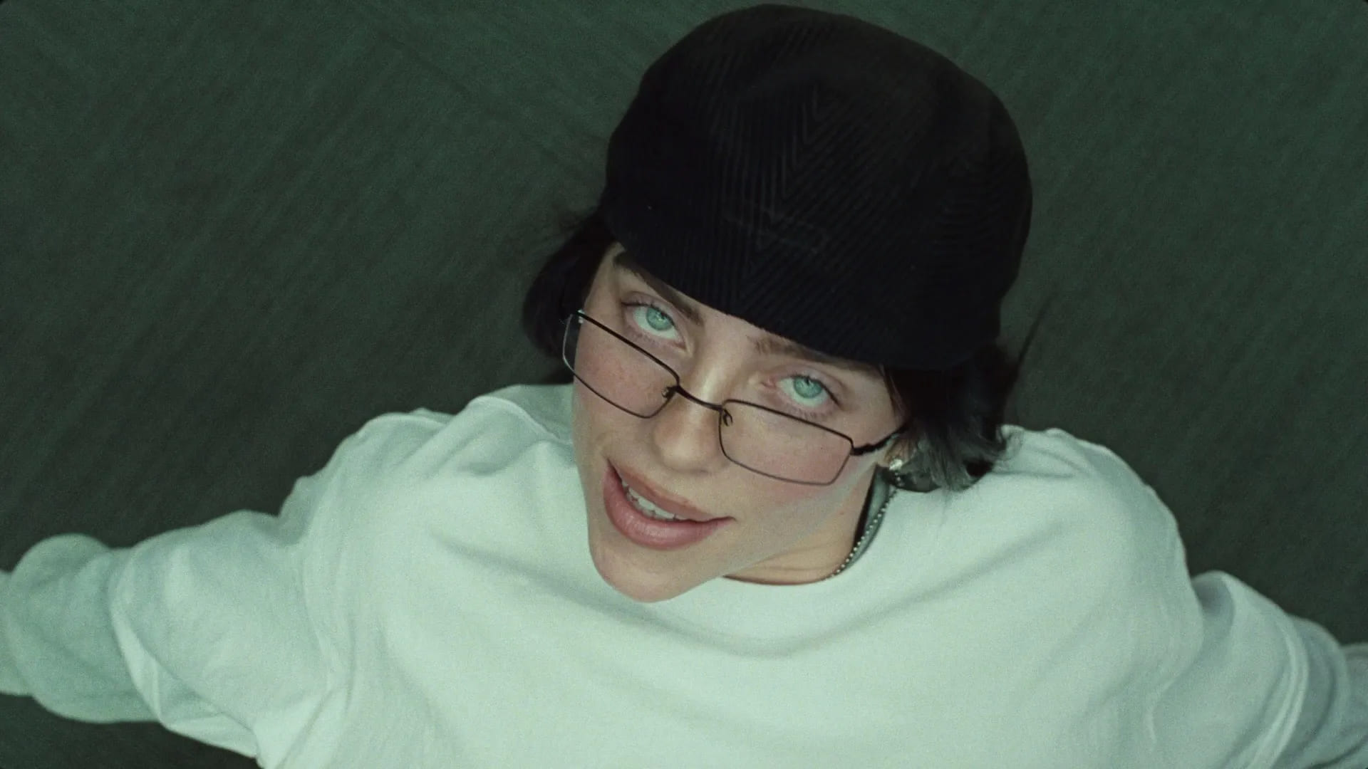 Billie Eilish y el más reciente video oficial de su canción “Birds Of A ...
